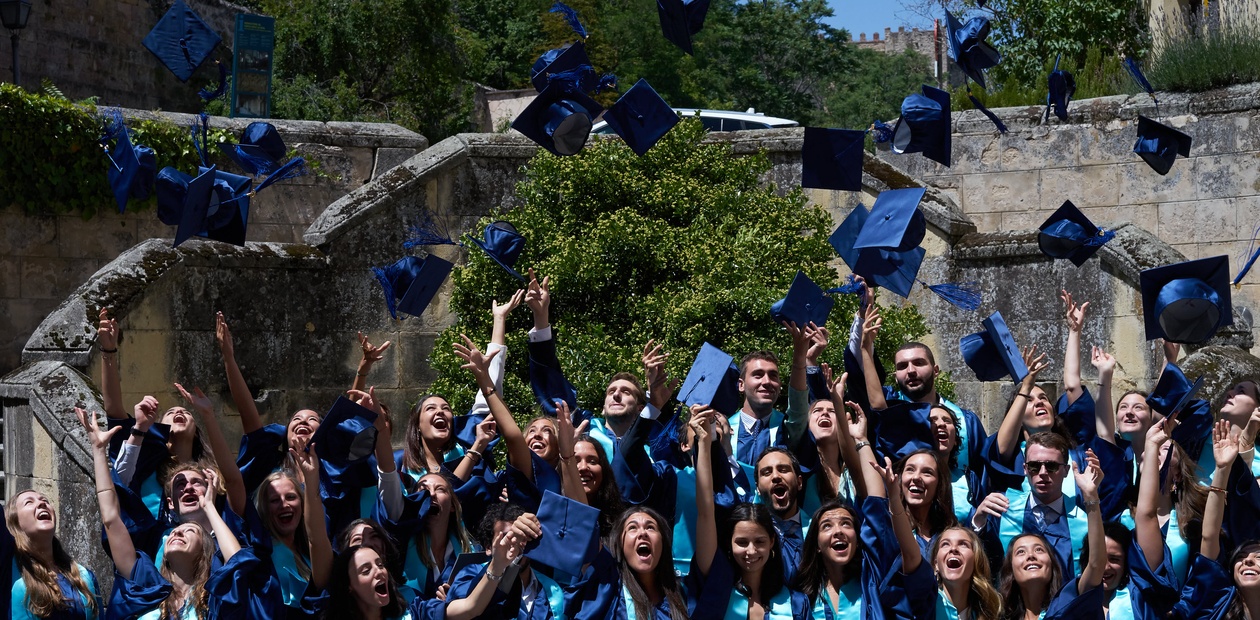 Chat with our students and staff - IE